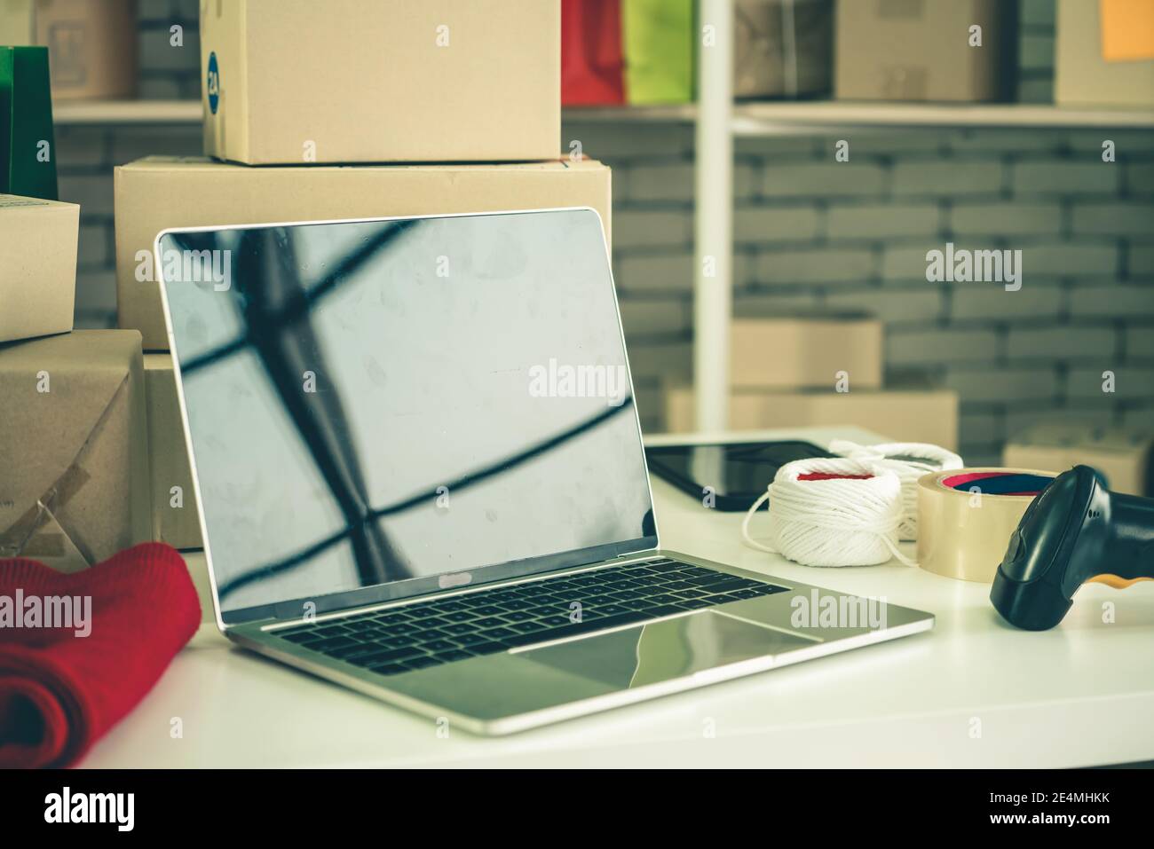 Online retail store hi-res stock photography and images - Alamy