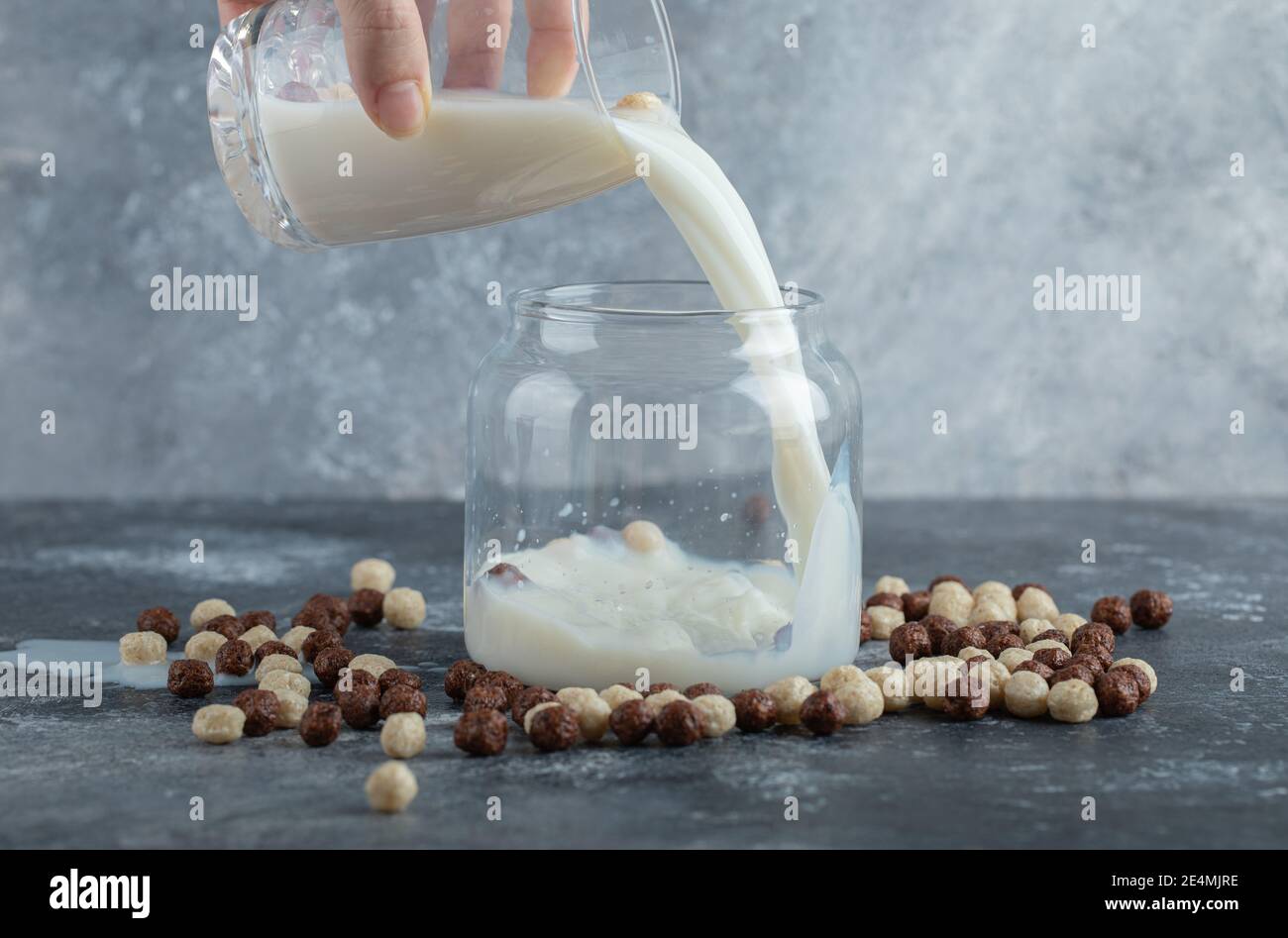 Milk pour cereal hi-res stock photography and images - Alamy