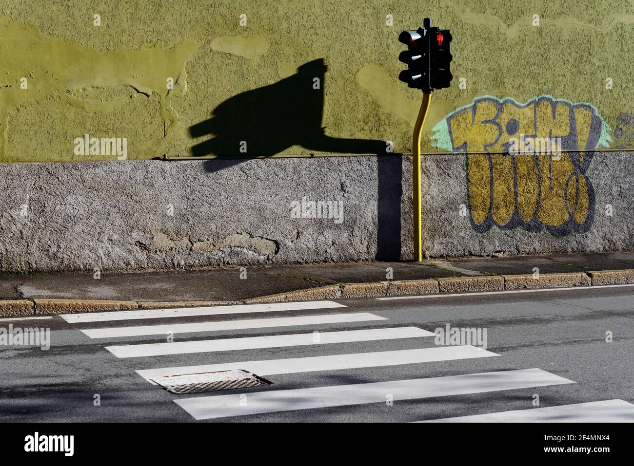 Traffic light long shadow on the wall Stock Photo - Alamy