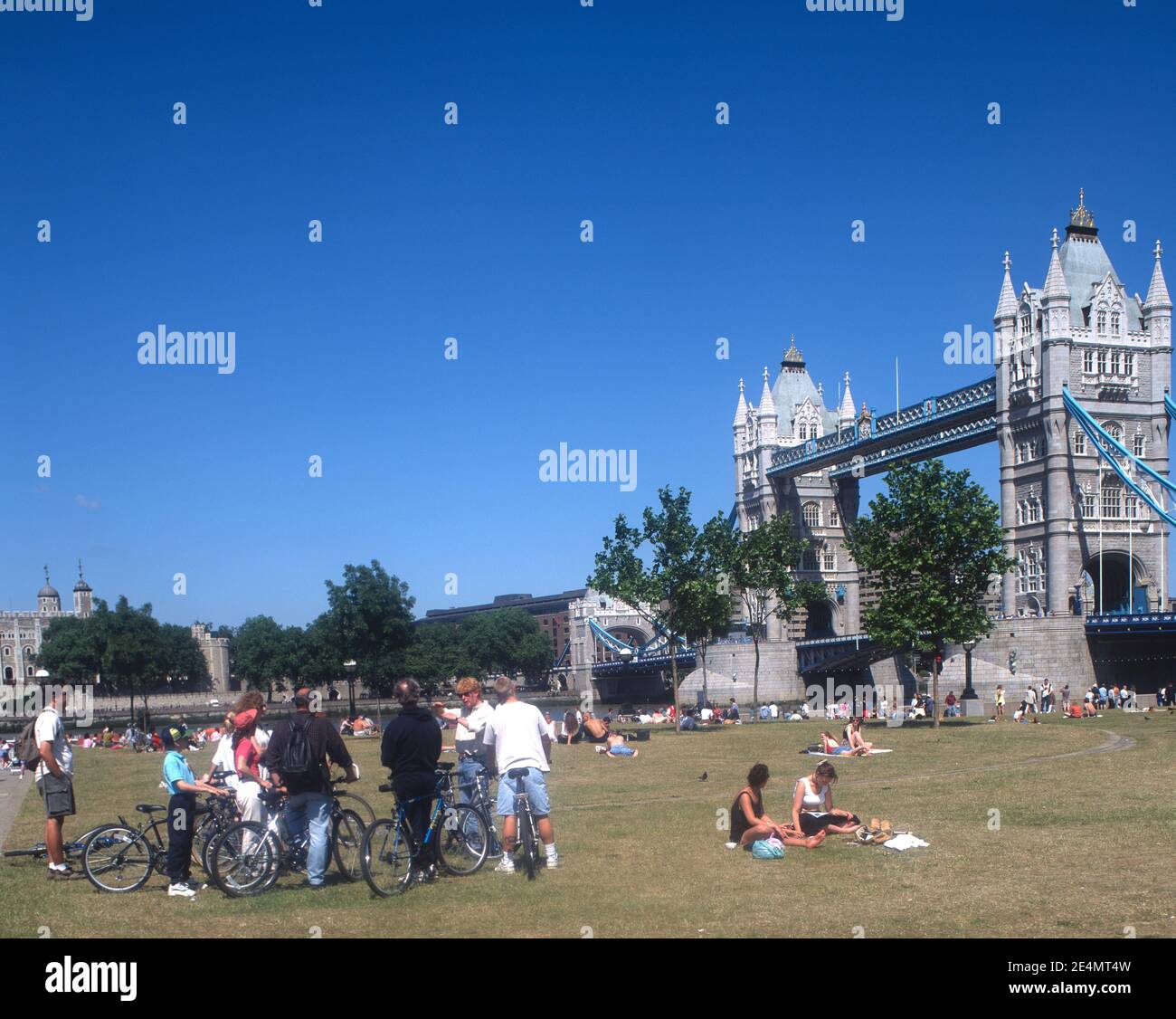 UK, England, London, Tower Bridge, typical Sunday, during the summer ...