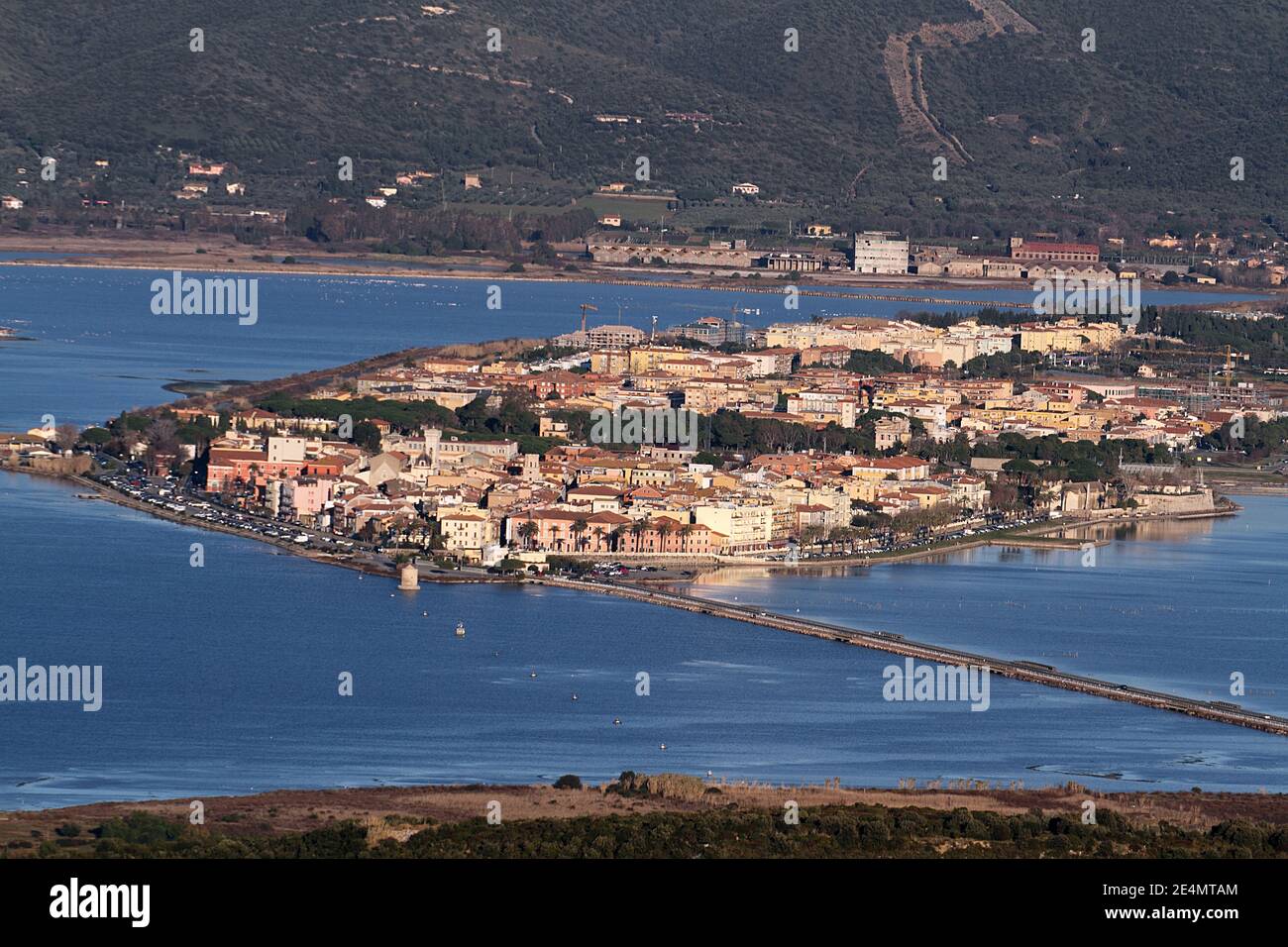 Orbetello, Italia - 11 gennaio 2013: La città di Orbetello e la laguna ...