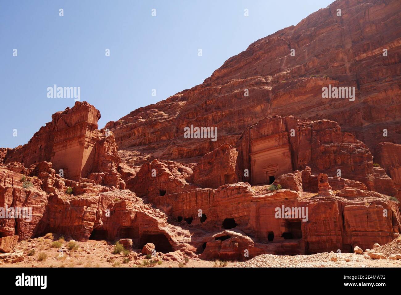 Huge homes carved into the sandstone cliff face Stock Photo - Alamy