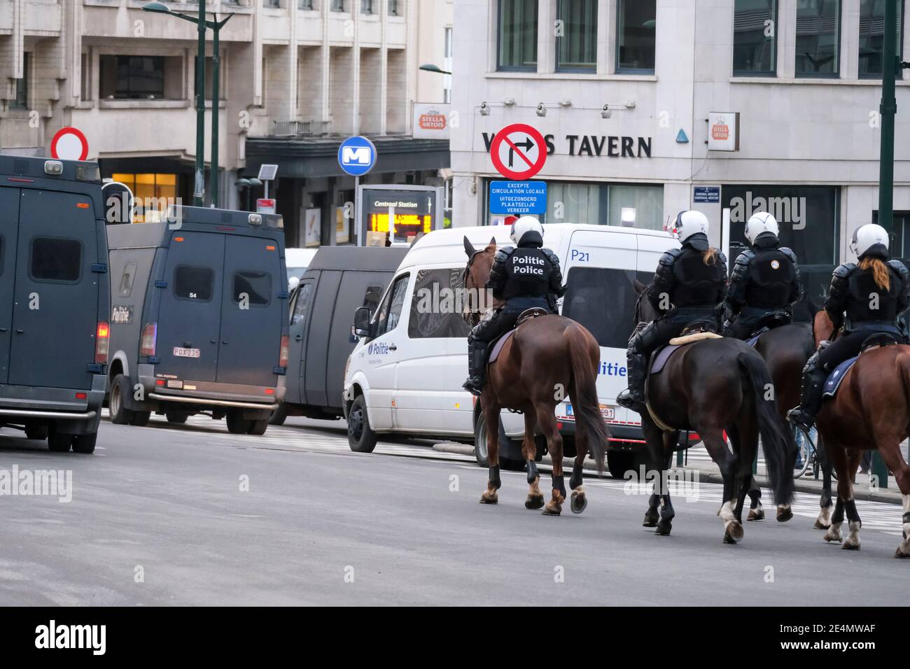 Illustration shows lots of police forces in marge of a demonstration ...