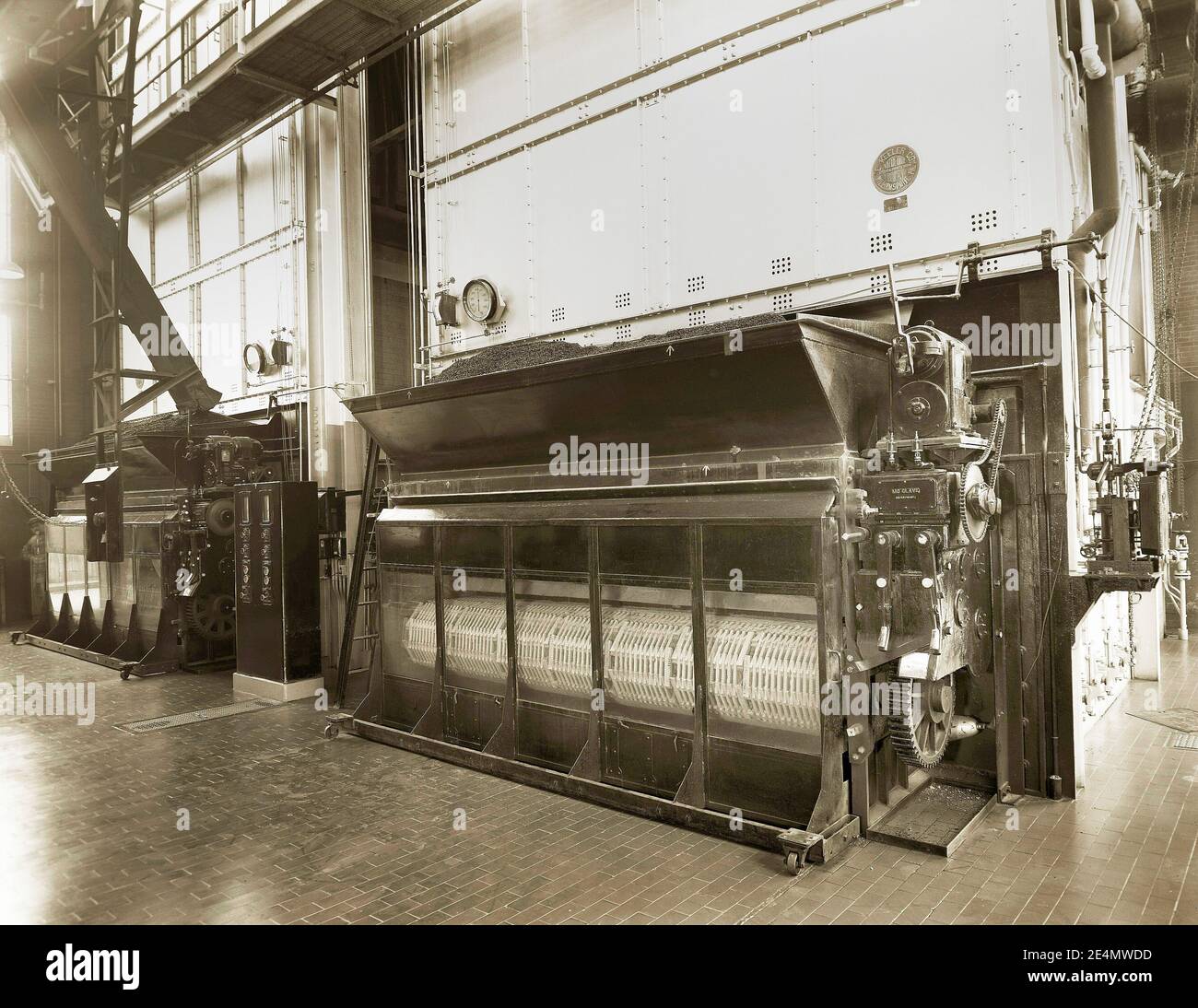 Glass making 1930s hi-res stock photography and images - Alamy
