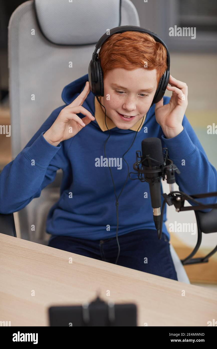 Online blog boy hi-res stock photography and images - Alamy