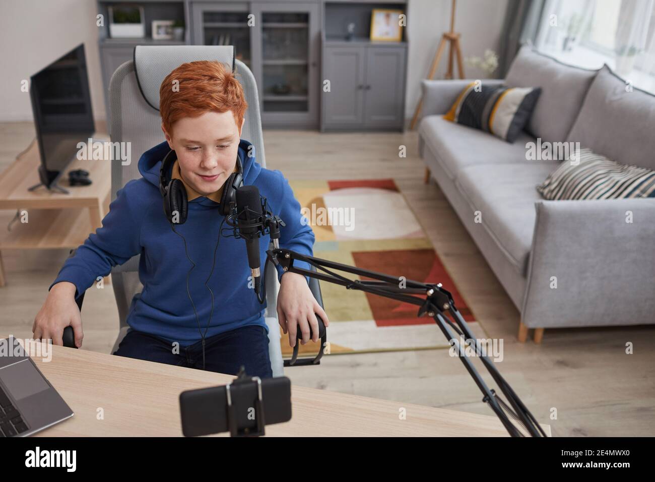 Boy speaking mic hi-res stock photography and images - Alamy