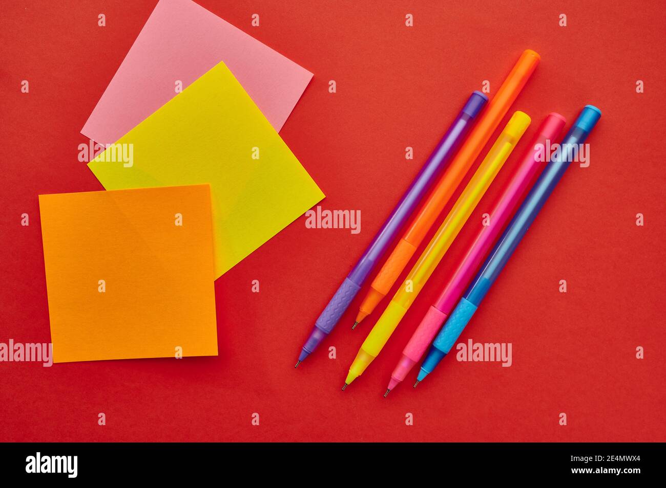 Red background notepads hi-res stock photography and images - Alamy