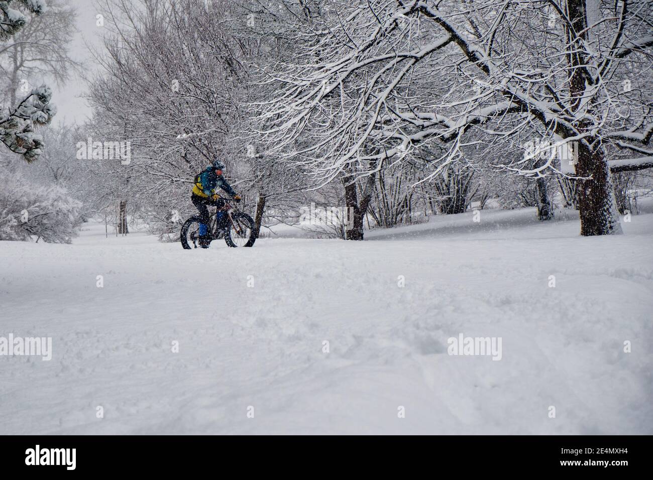 Falling snow bicycle hi-res stock photography and images - Alamy