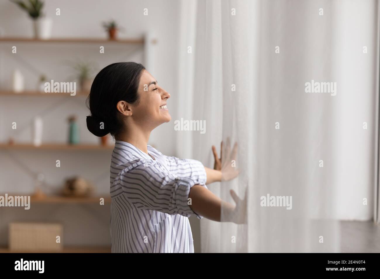 Closed curtains hi-res stock photography and images - Alamy