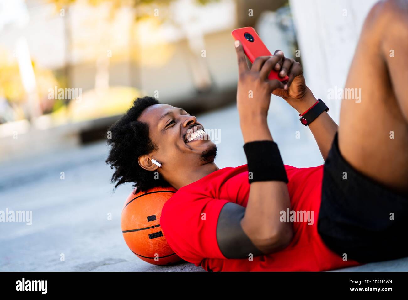 Athlete man using mobile hi-res stock photography and images - Alamy
