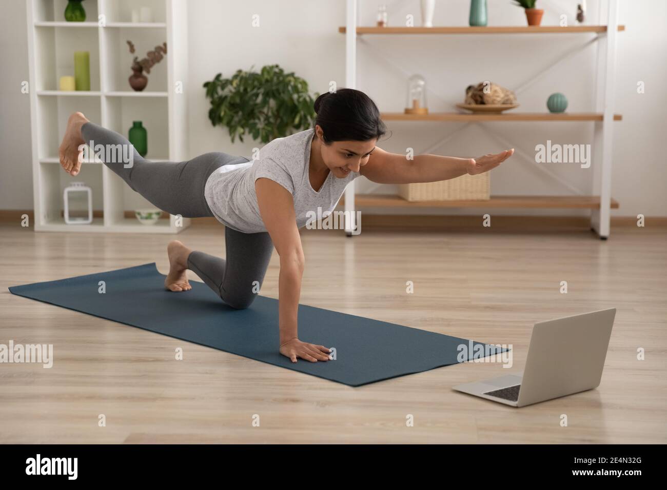 Static video hi-res stock photography and images - Alamy