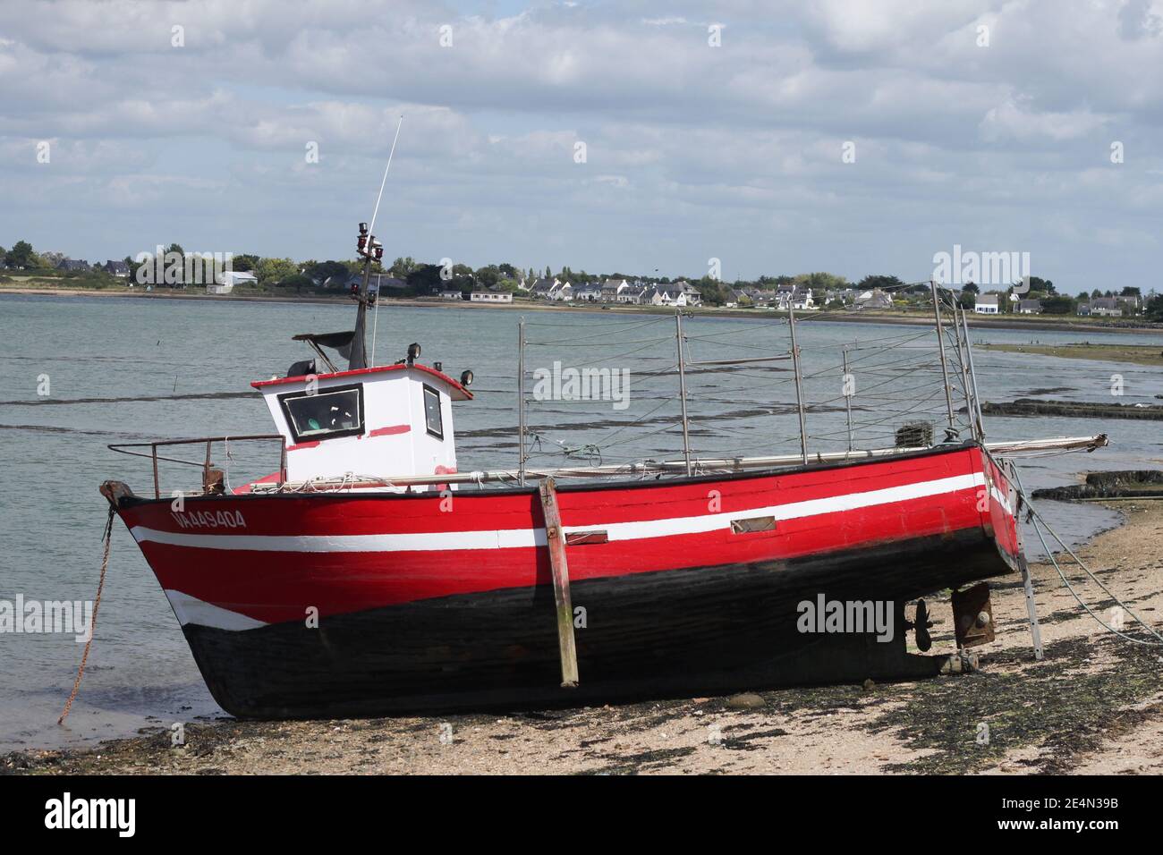 Breton fishing boat on the sand in the Gulf of Morbihan waiting for ...