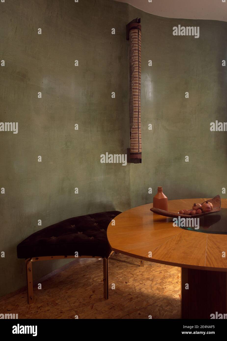 Polished curved plaster wall and bench seating Stock Photo - Alamy