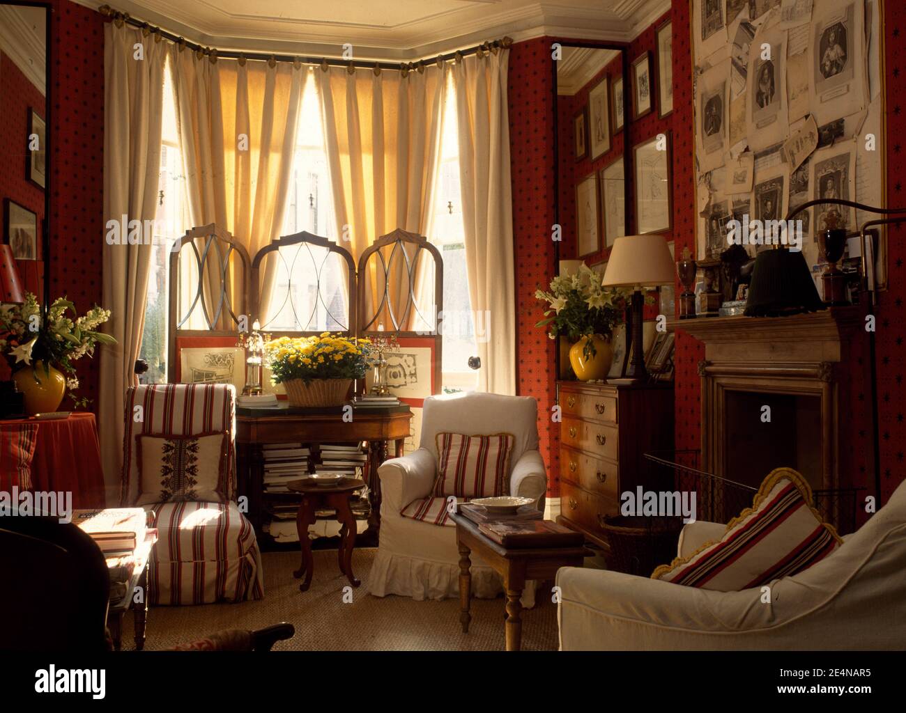 Traditional furnishing of bay windowed room in UK house Stock Photo - Alamy