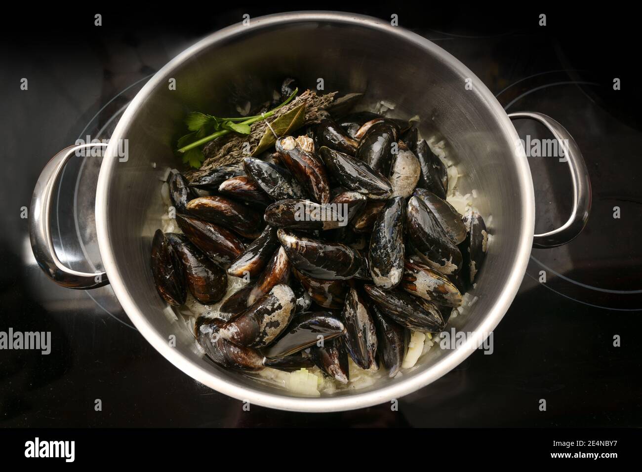 Black mediterranean mussels hi-res stock photography and images - Alamy