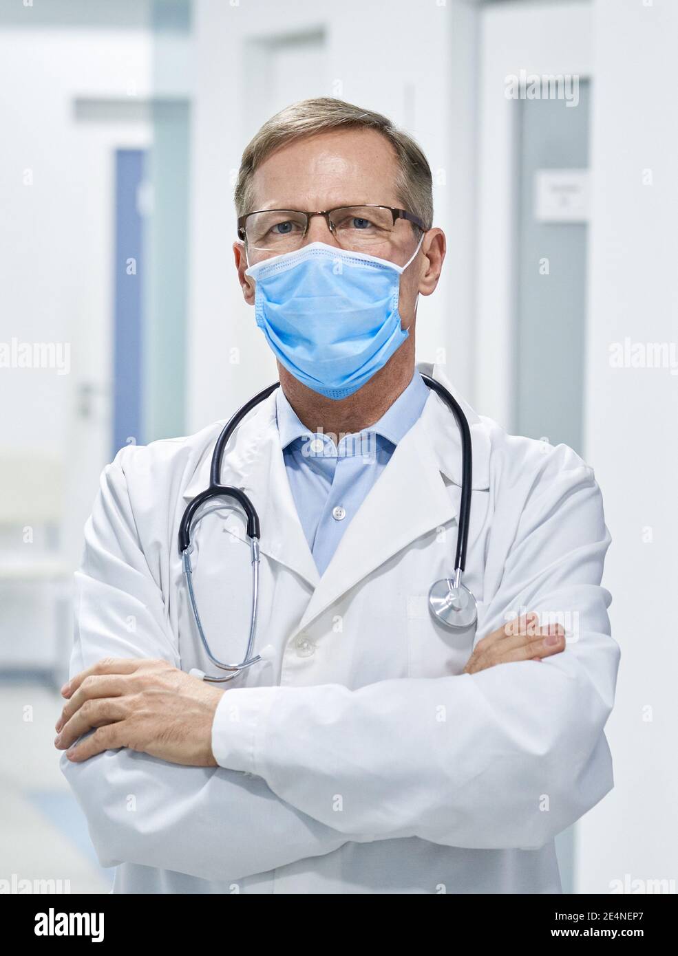 Older man service staff mask hi-res stock photography and images - Alamy