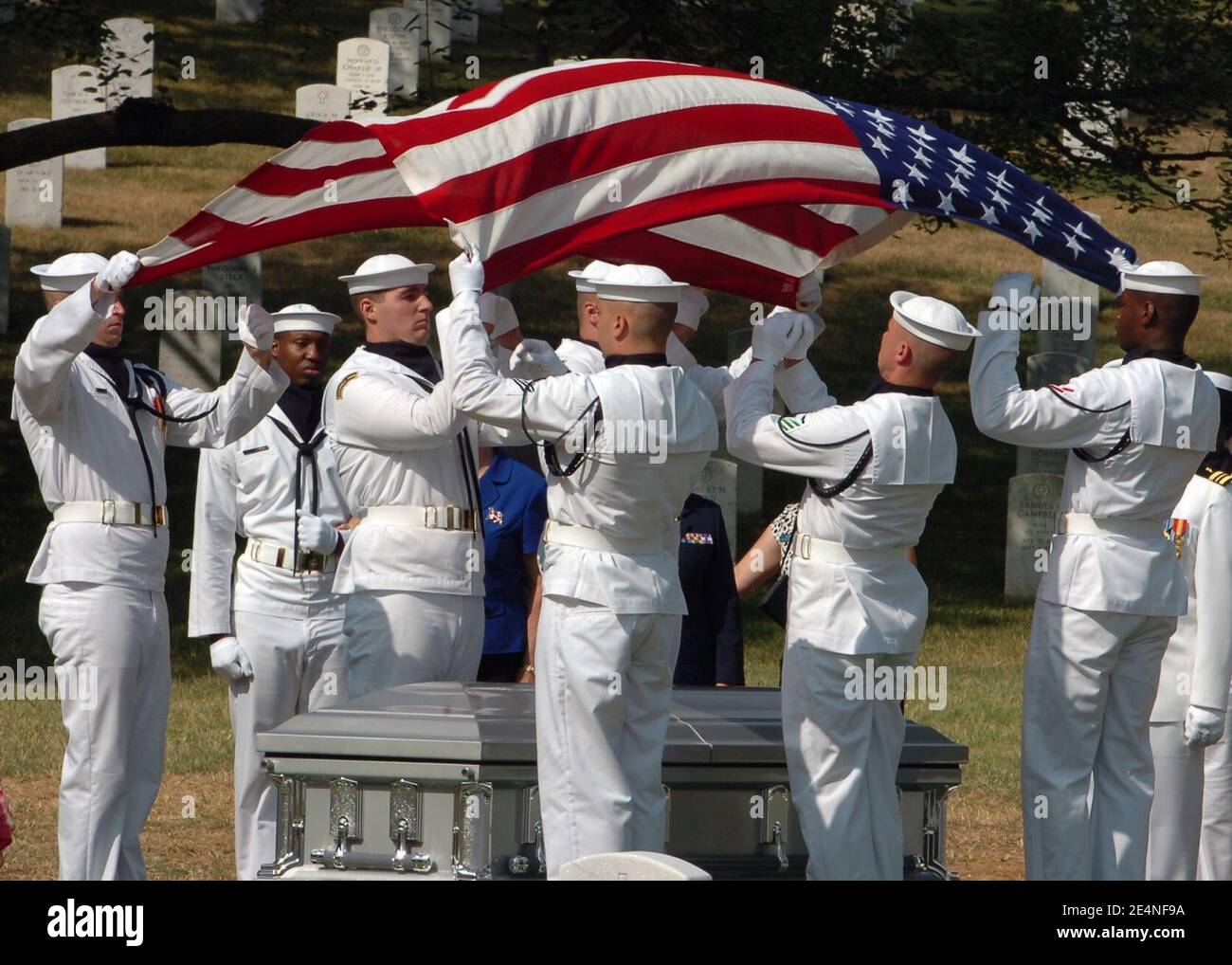Members of the U.S. Navy Ceremonial Guard render honors Stock Photo - Alamy