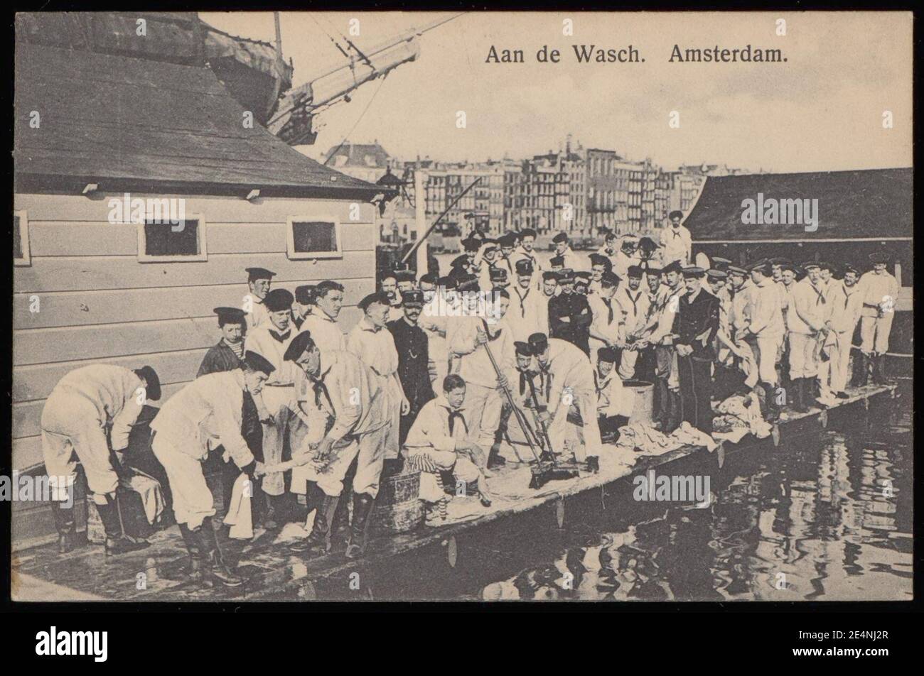 Matrozen aan de was op het Marine-etablissement in het Oosterdok Stock ...