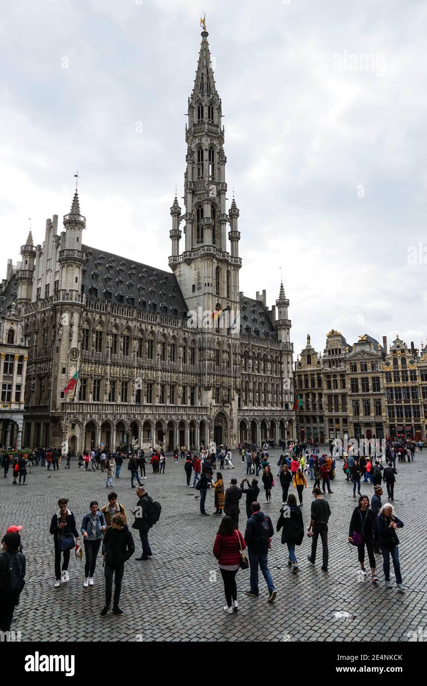 Town hall medieval guildhalls on the grand place at brussels hi-res ...