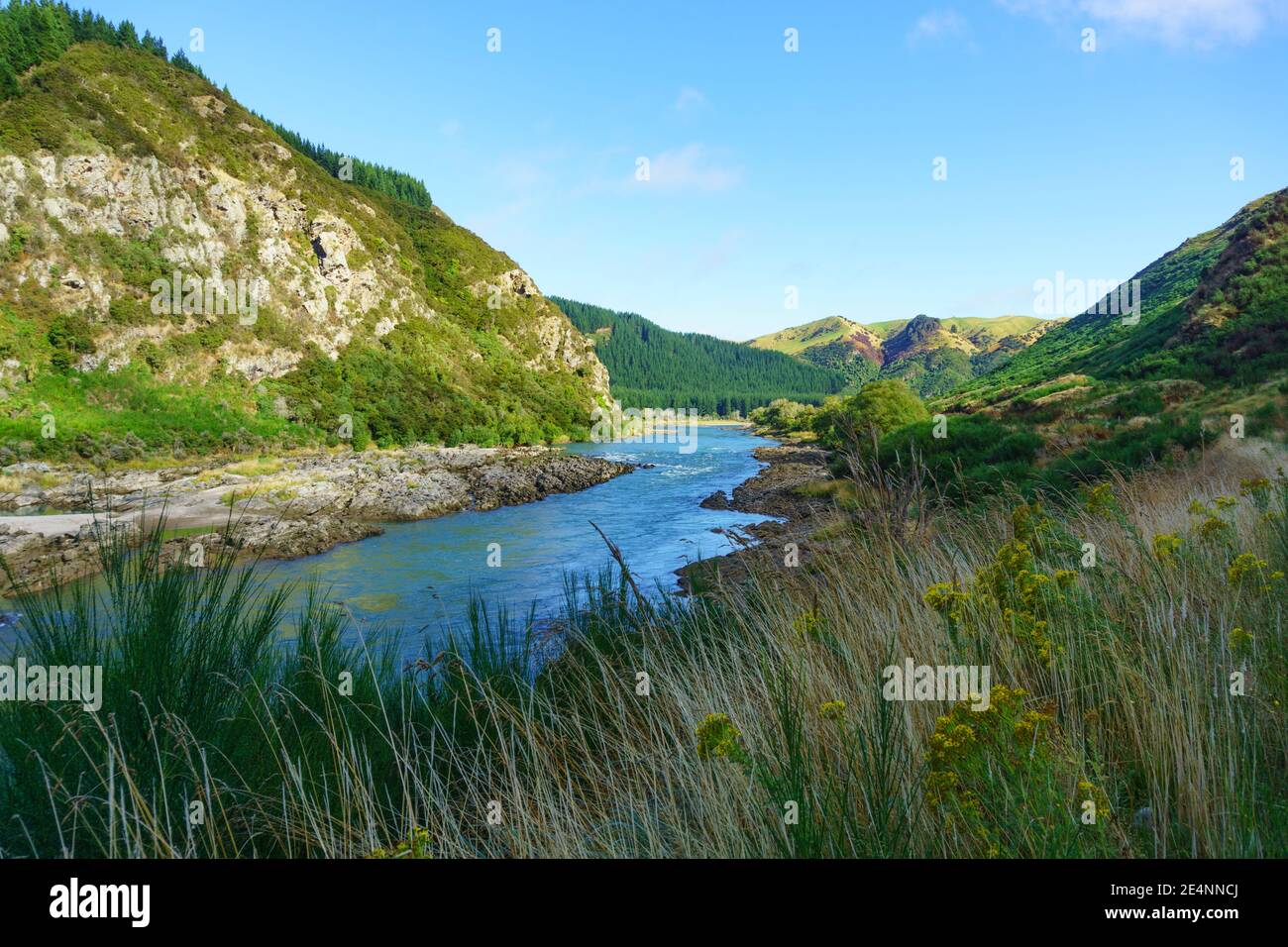 Clutha River flowing through mountains in Miller's Flat area of Otago ...
