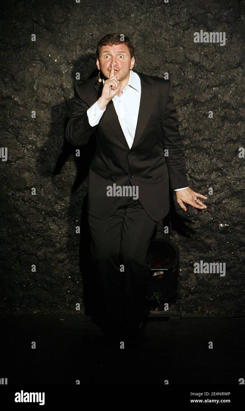 EXCLUSIVE - Actor Patrick Adler playing his show Patrick Adler, Brise ...