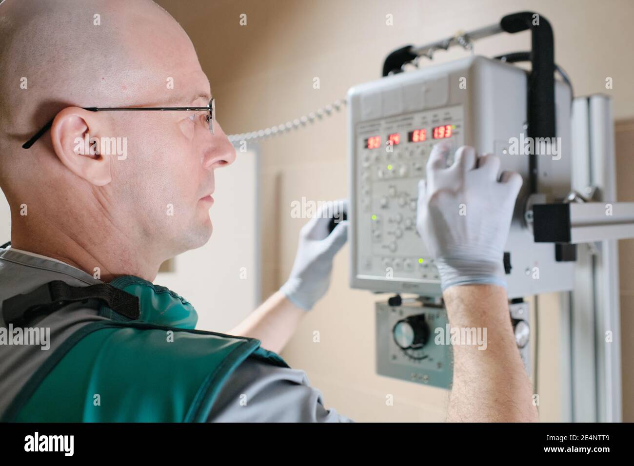 Technician repairing x ray machine hi-res stock photography and images ...