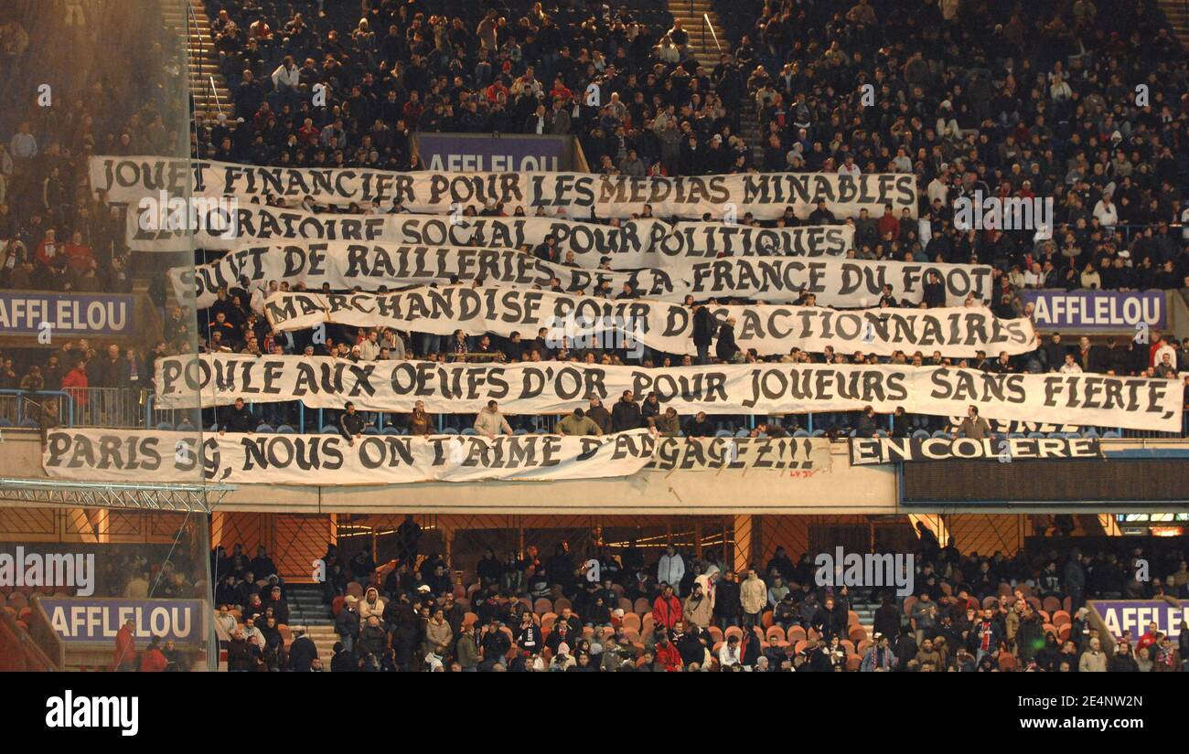 Ambiance during the French Premier League soccer match Paris Saint ...