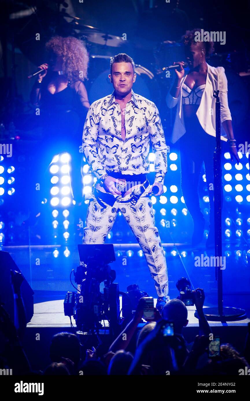 Robbie Williams Angels High Resolution Stock Photography and Images - Alamy