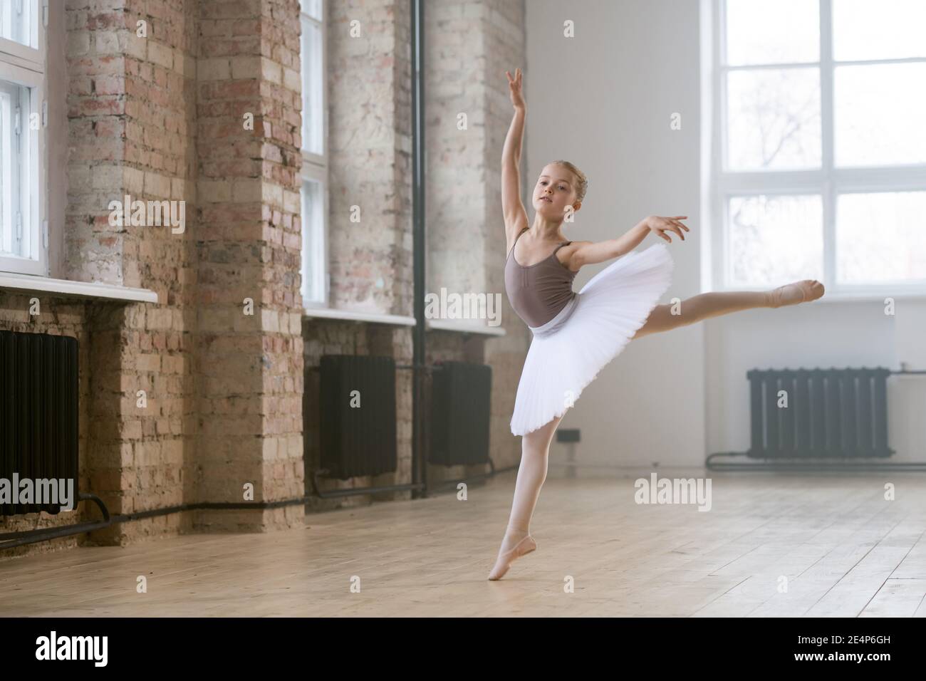 Girls dancing classical dance hi-res stock photography and images - Alamy