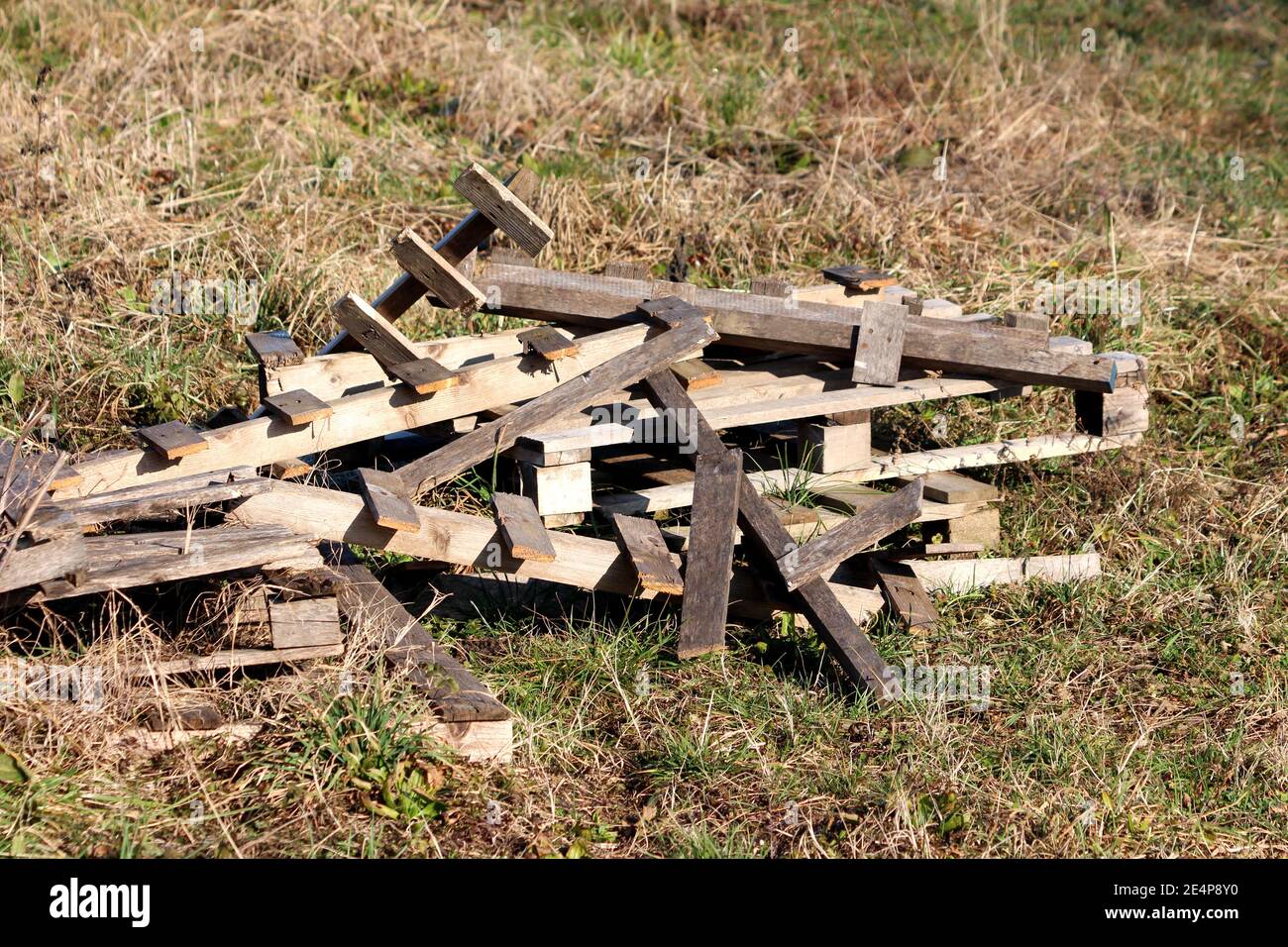 Broken pallets hi-res stock photography and images - Alamy