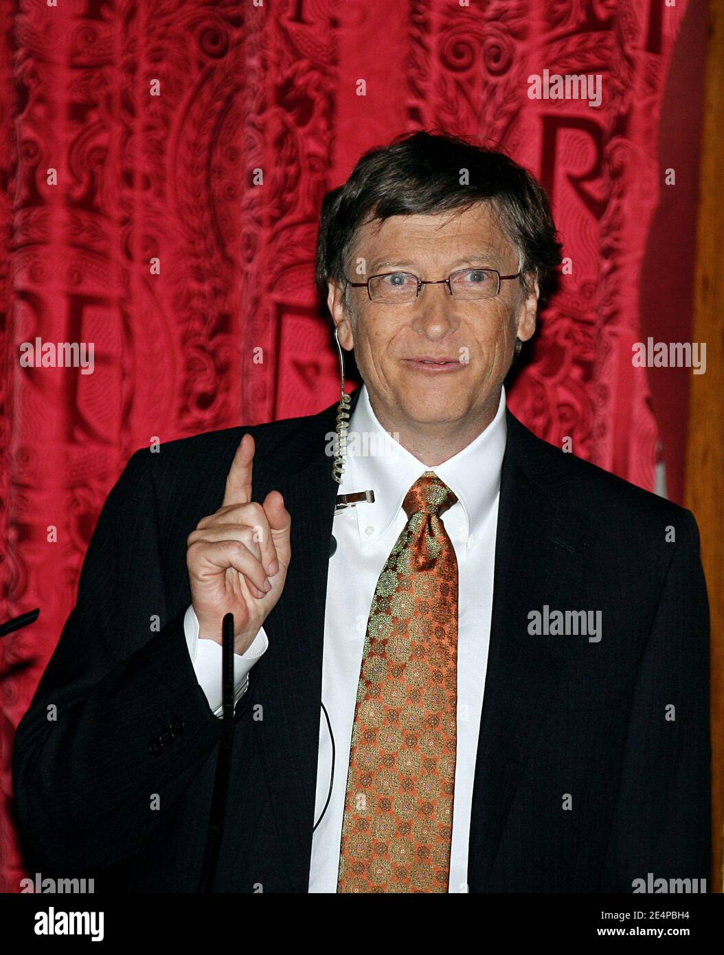 Microsoft founder bill gates signs hi-res stock photography and images ...