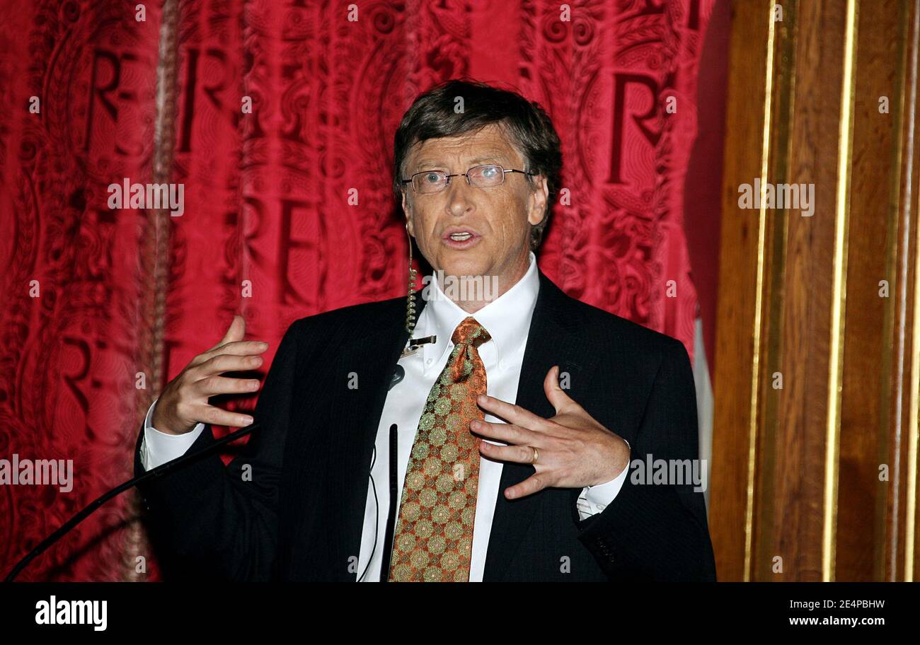 Microsoft founder bill gates signs hi-res stock photography and images ...