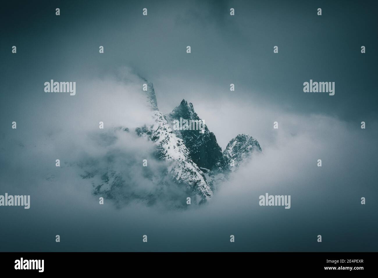 Dark clouds foggy washington hi-res stock photography and images - Alamy