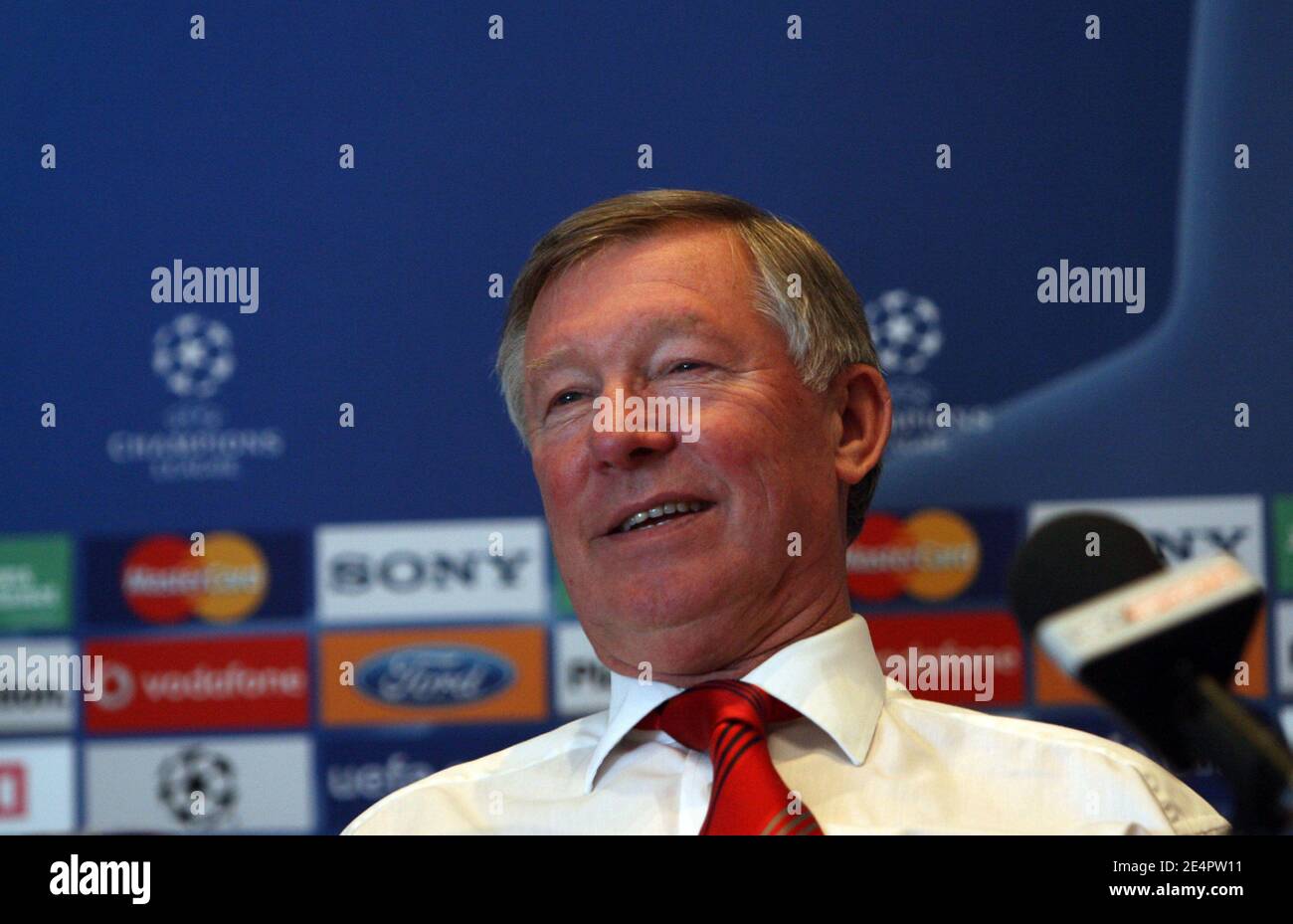 Manchester uniteds manager alex ferguson hi-res stock photography and ...