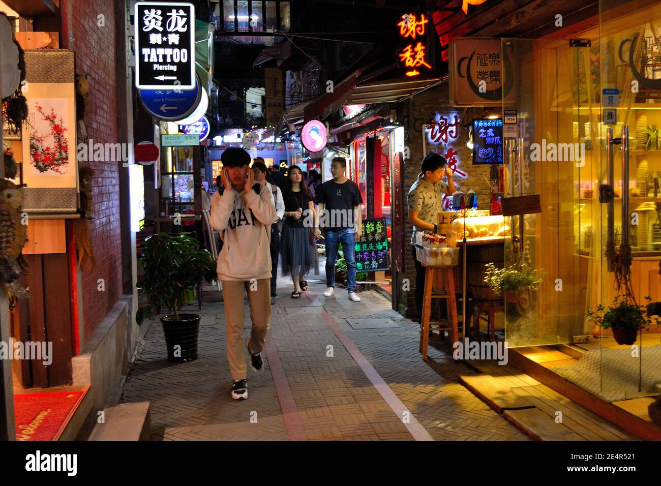 Temple shanghai street hi-res stock photography and images - Alamy
