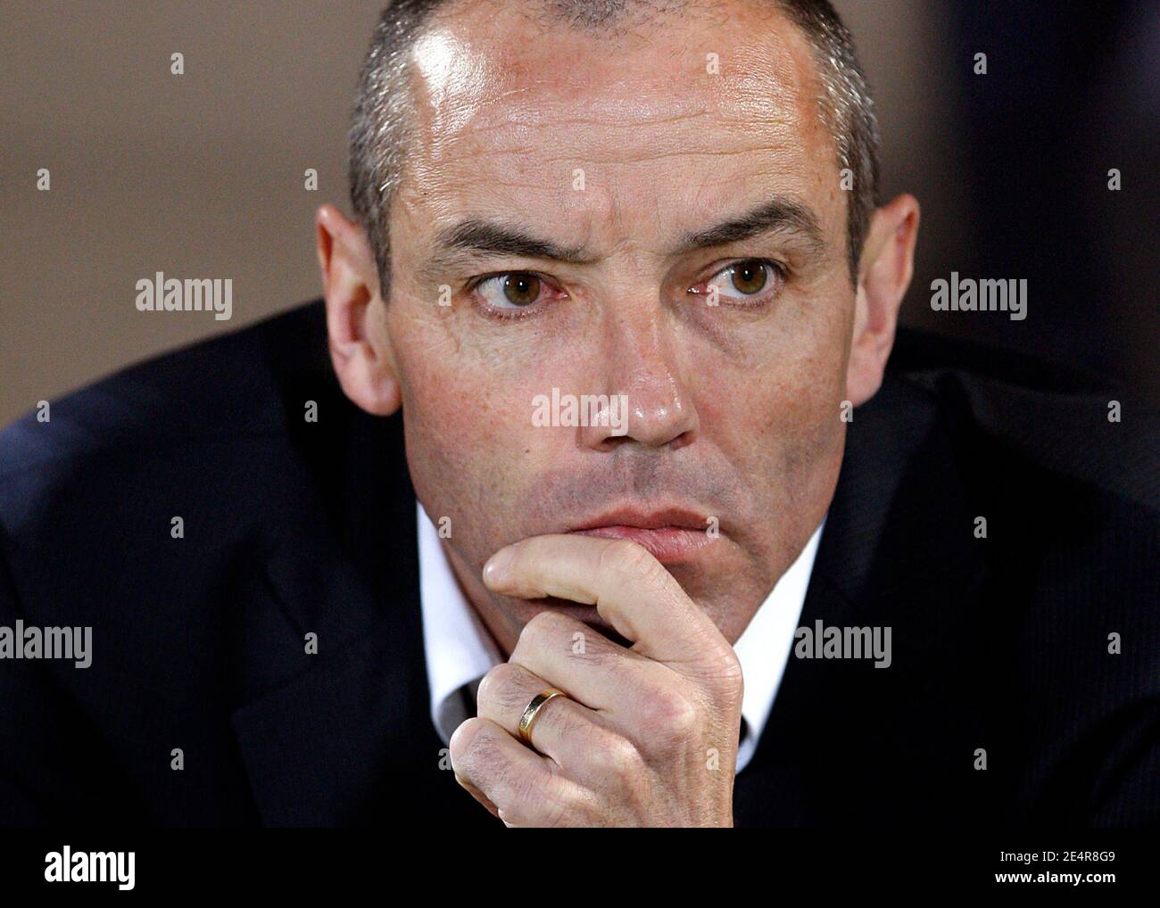 Paris saint germain coach paul le guen hi-res stock photography and ...