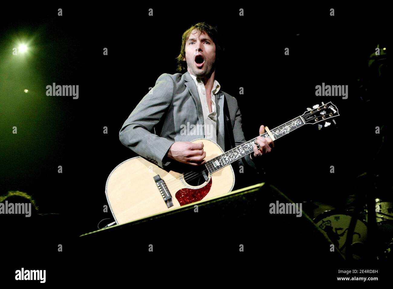 James blunt chanter hi-res stock photography and images - Alamy
