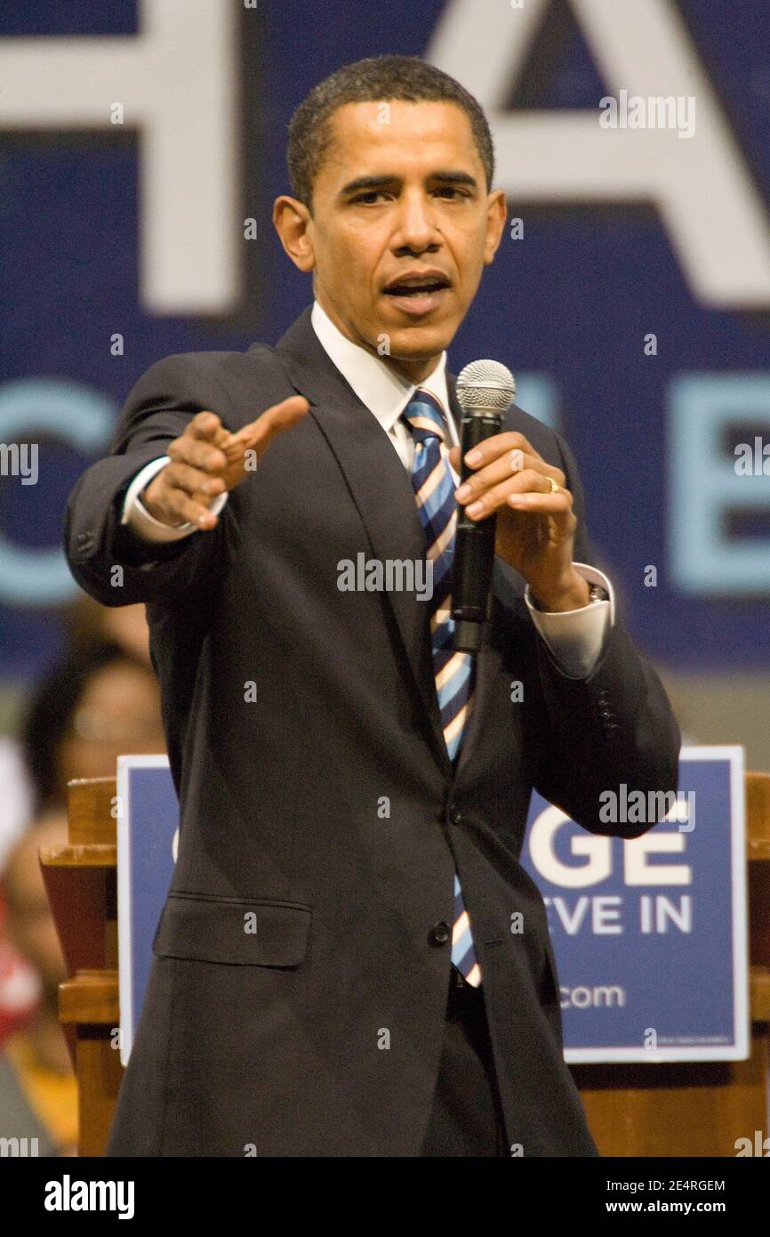 Democratic presidential hopeful Illinois Senator Barack Obama speaks at ...