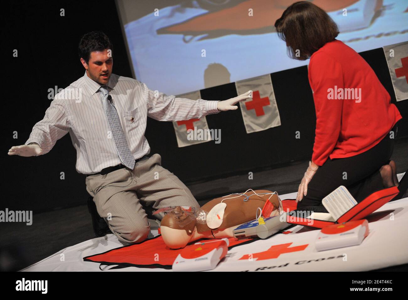 Arizona Cardinals Quarterback Matt Leinart demonstrates how to perform ...
