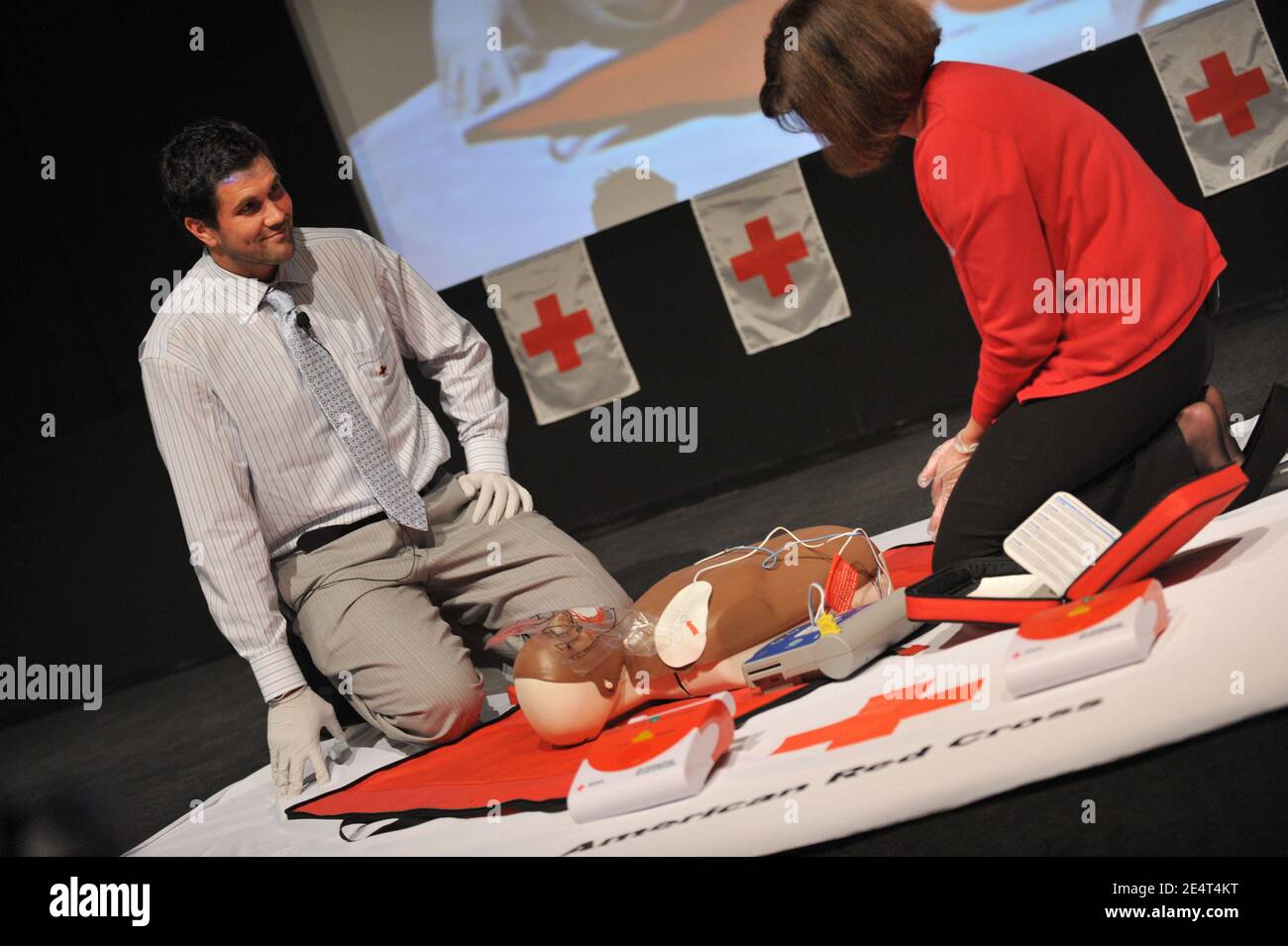 Arizona Cardinals Quarterback Matt Leinart demonstrates how to perform ...