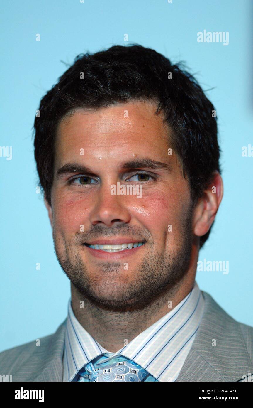 Arizona Cardinals Quarterback Matt Leinart demonstrates how to perform ...