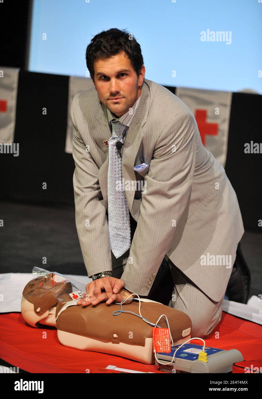 Arizona Cardinals Quarterback Matt Leinart demonstrates how to perform ...