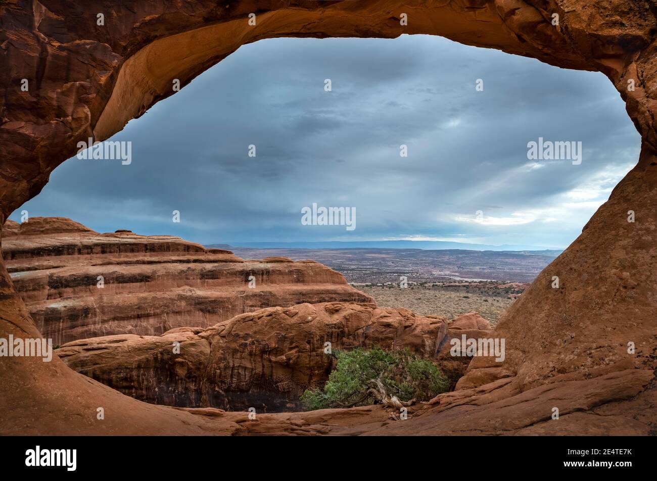 PARTITION ARCH DEVILS GARDEN ARCHES NATIONAL PARK MOAB UTAH Stock Photo ...