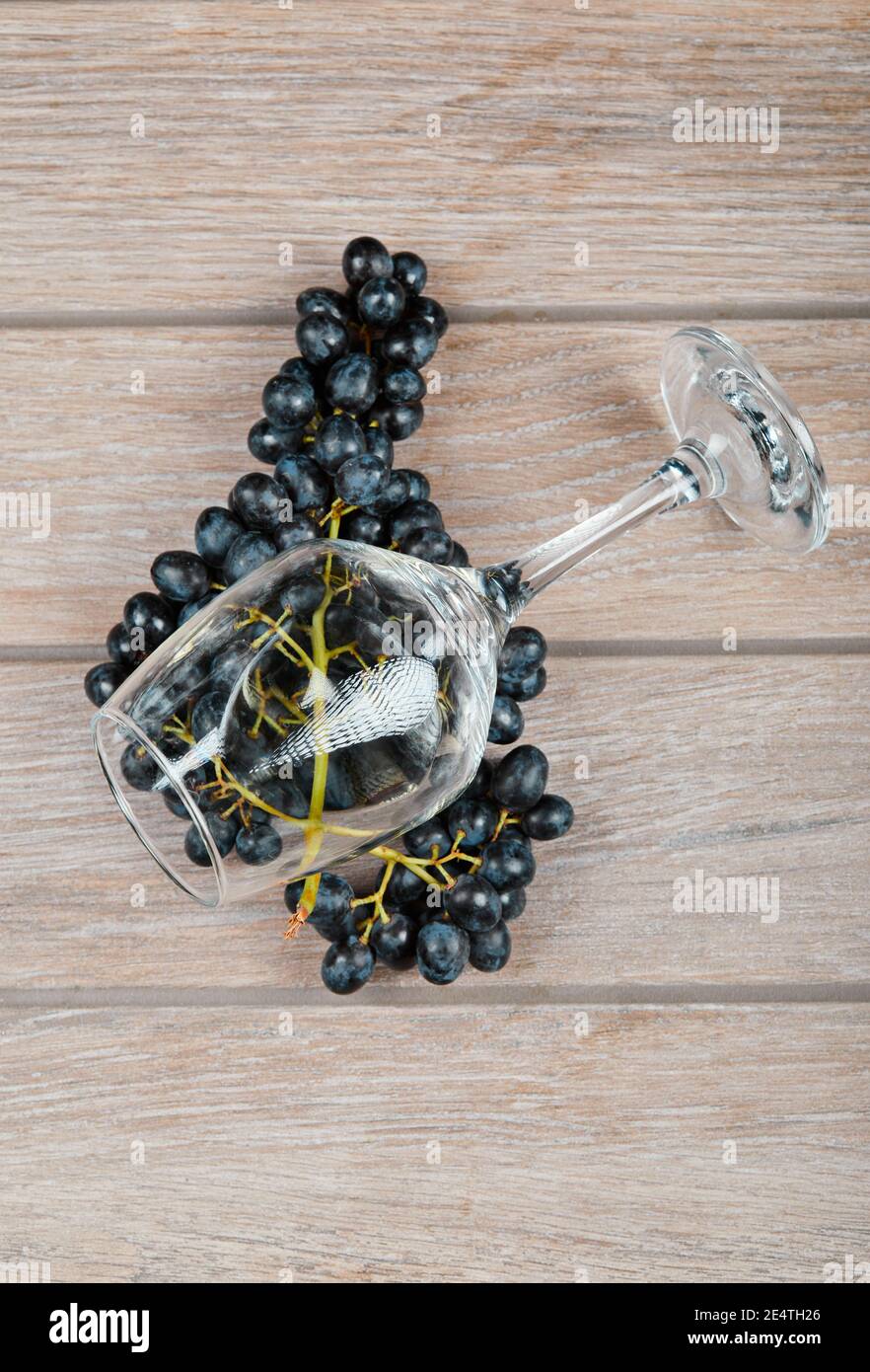 An empty wine glass and a bunch of red grapes Stock Photo - Alamy