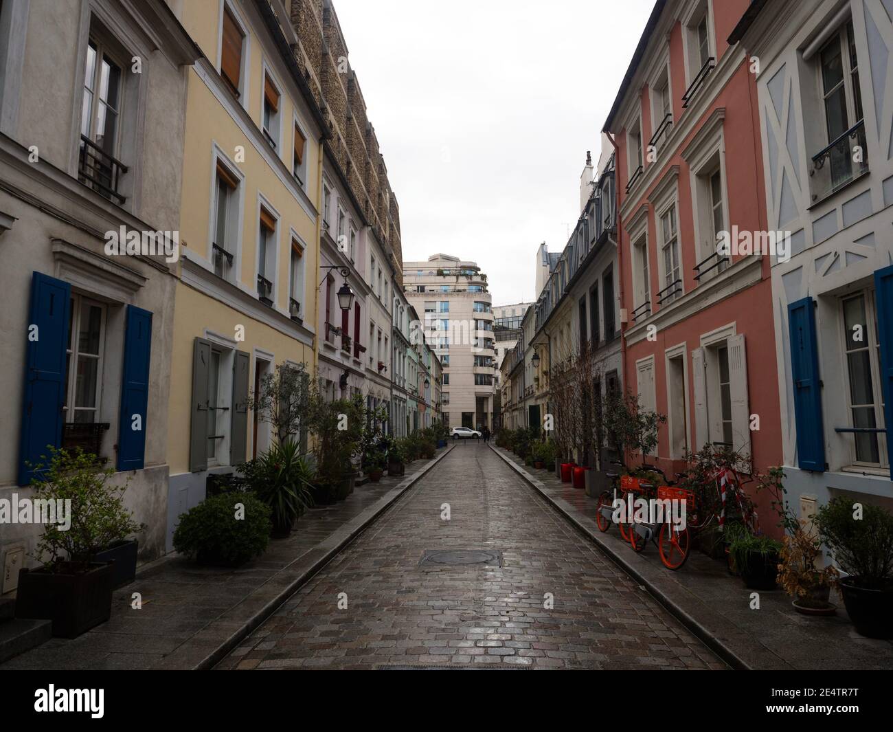 Paris houses facades hi-res stock photography and images - Alamy