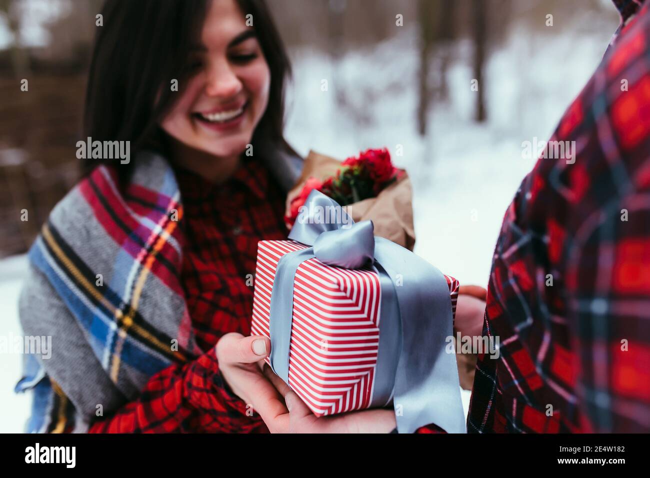 Giving a birthday card hi-res stock photography and images - Alamy