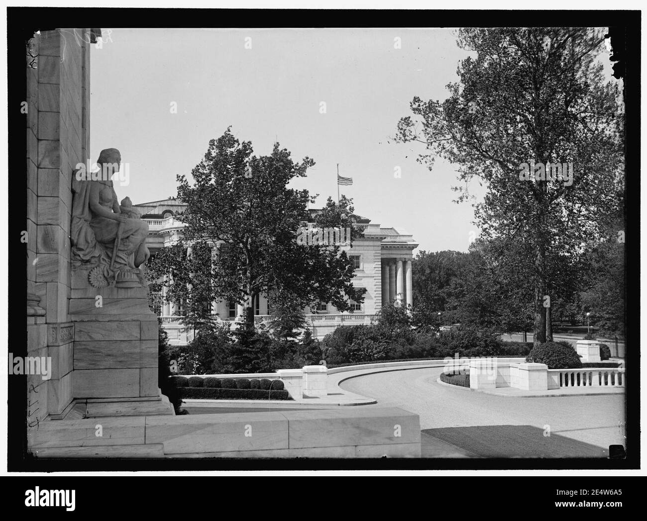 MEMORIAL CONTINENTAL HALL, NATIONAL HEADQUARTERS OF D.A.R. FROM STEPS ...