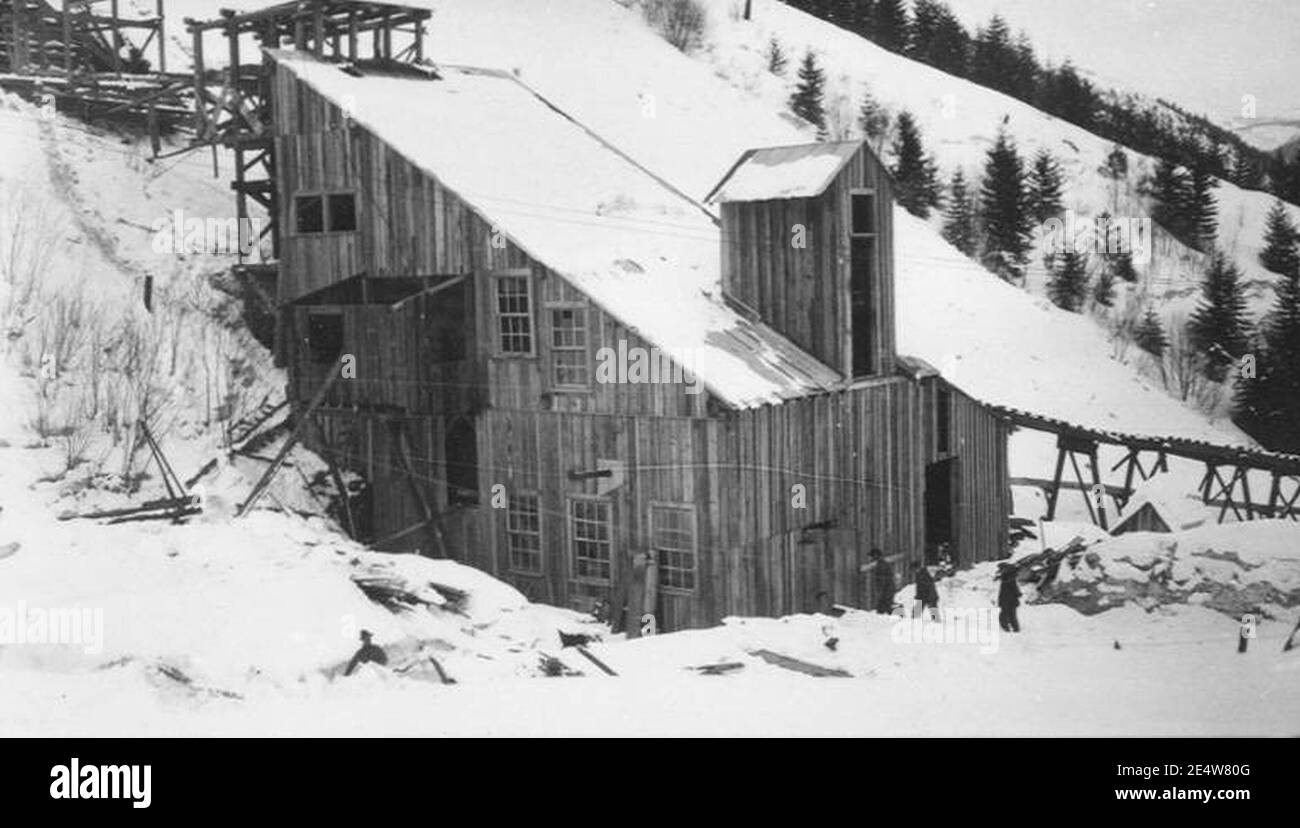 Men entering building hi-res stock photography and images - Alamy
