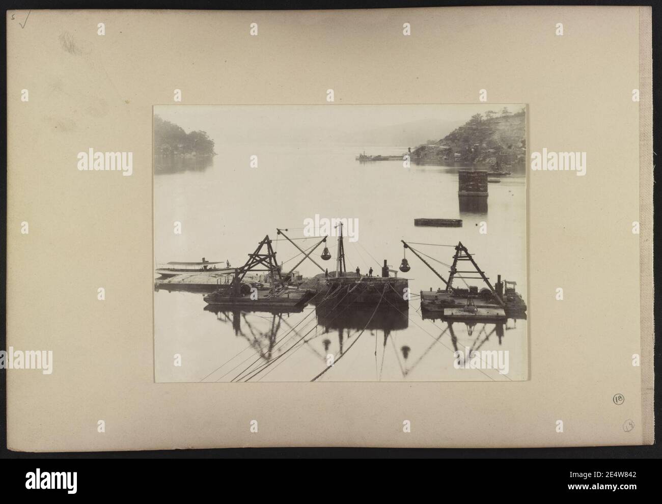 Caisson bridge hi-res stock photography and images - Alamy