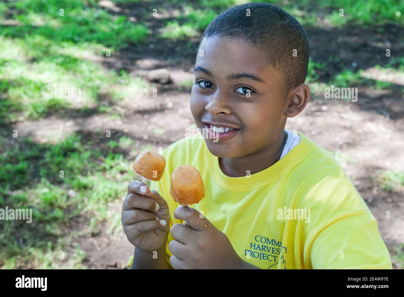 Child eating popsicle hi-res stock photography and images - Alamy